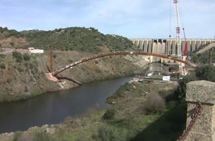 El nuevo puente de Alcántara ya tiene su arco completo